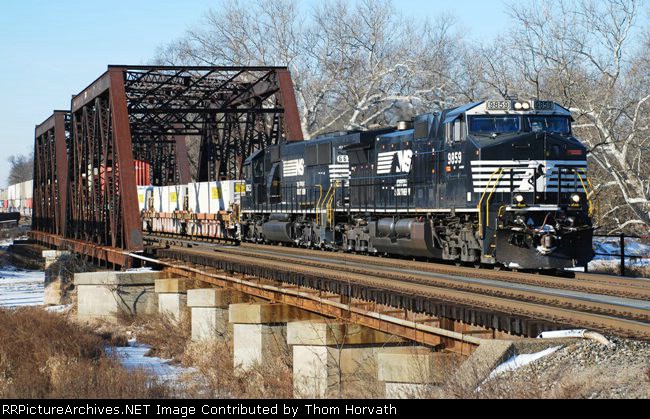 NS 20R brings its load of COFCs east on the Lehigh Line